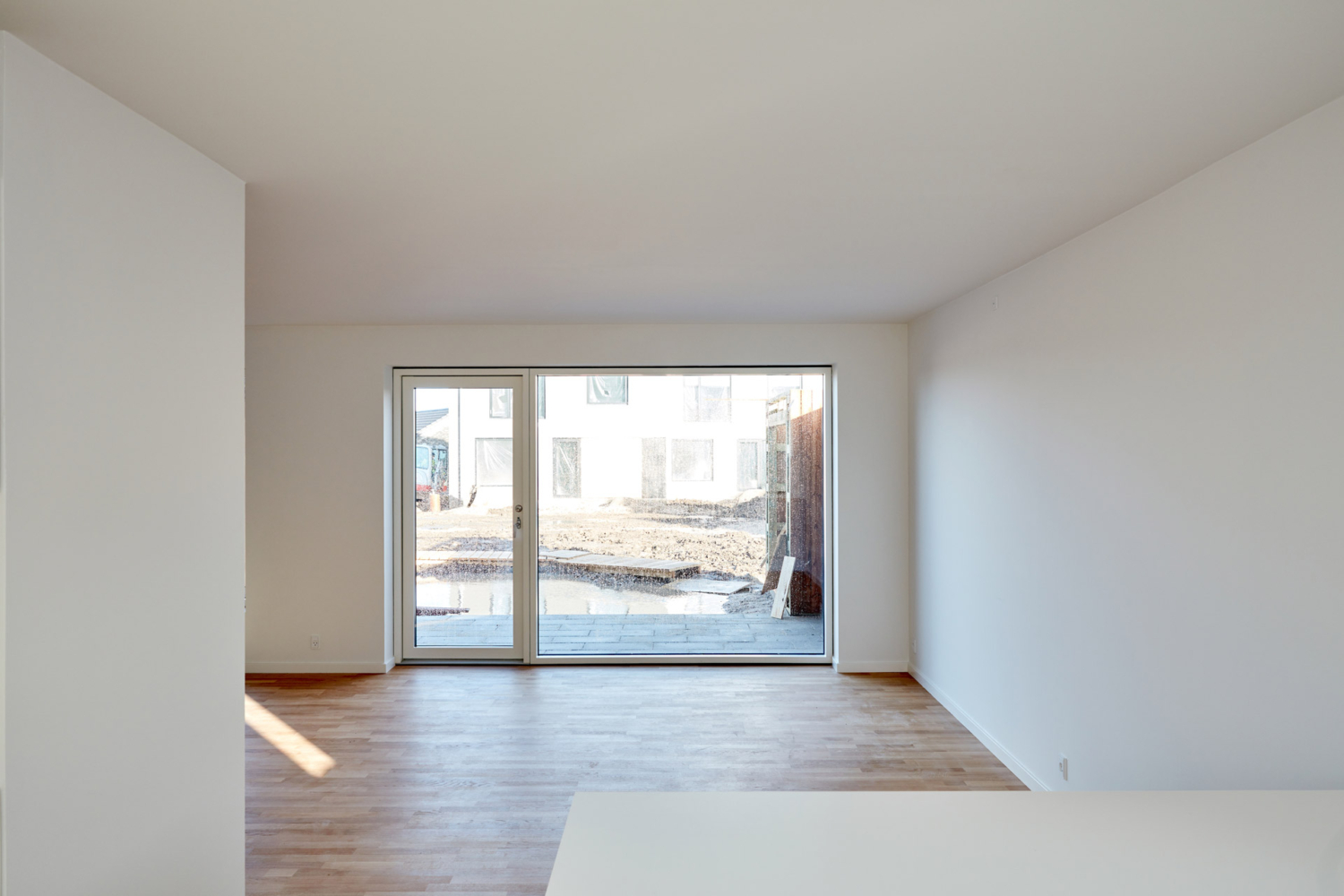 Joint-free ceilings with precast SL slabs