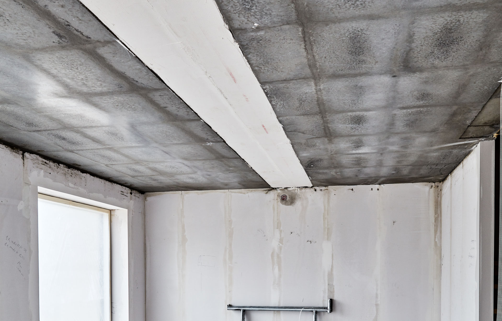 Joint-free ceilings with precast SL slabs
